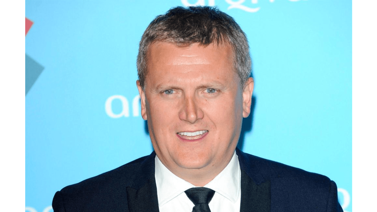 Aled Jones embarrassed by song - 8days