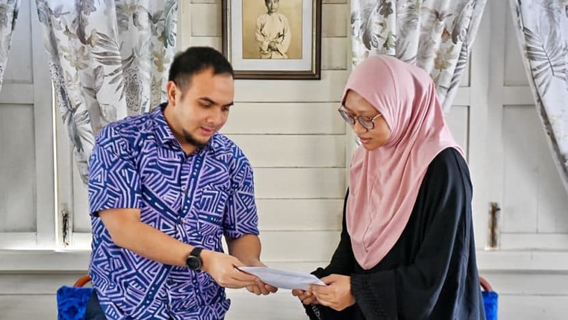 PM Anwar beri sumbangan kepada waris 2 mangsa nahas pesawat - BERITA Mediacorp