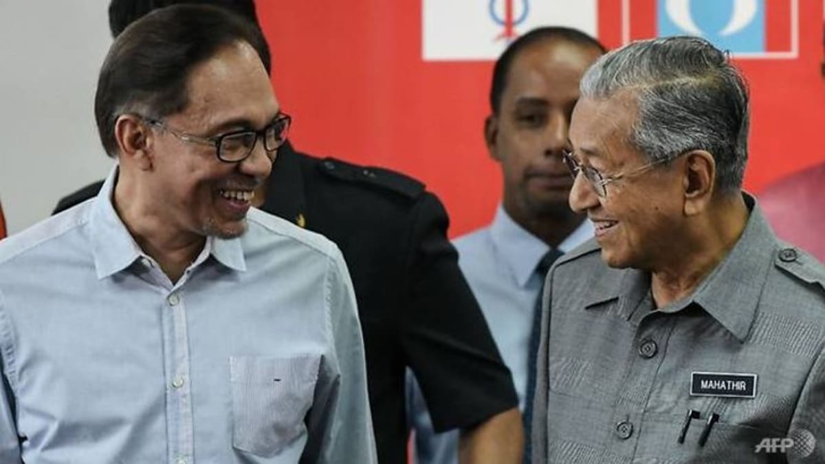 Mahathir mengesahkan semula janji serah kepimpinan kepada Anwar ... Mahathir mengesahkan semula janji serah kepimpinan kepada Anwar ...