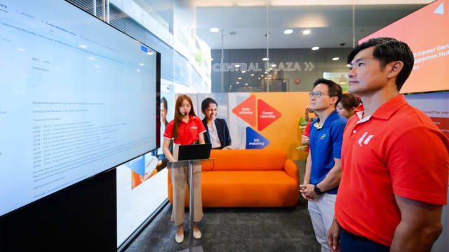 e2i采用AI数码助手 为求职者提供更全面的就业指导 - 8world