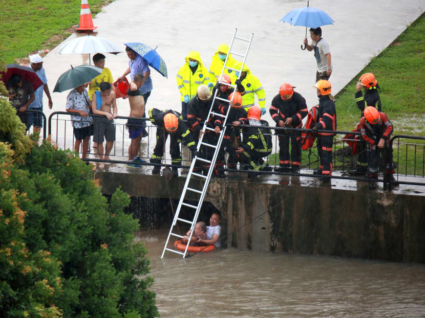 Dramatic rescue after duo fall into Macpherson canal amid heavy rain ...