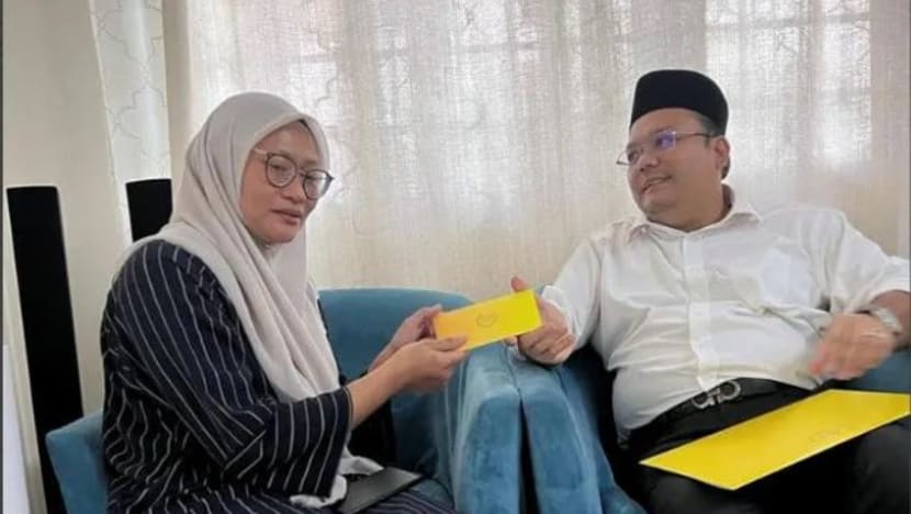 Agong beri sumbangan peribadi kepada balu mangsa nahas pesawat - BERITA Mediacorp
