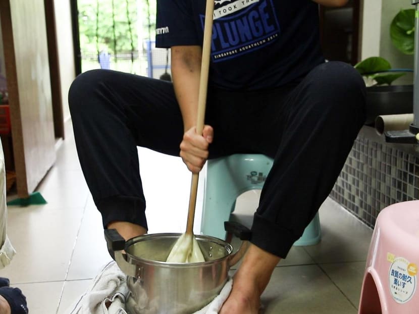 22-Year-Old Sells Authentic Ang Ku Kueh & Muah Chee Pounded With Wooden ...