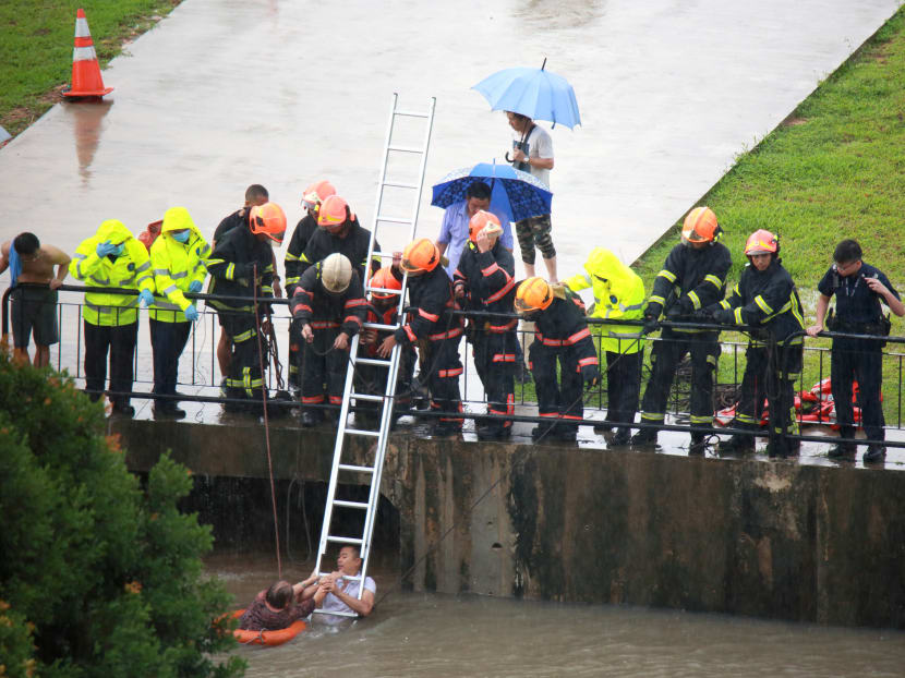 Dramatic rescue after duo fall into Macpherson canal amid heavy rain ...