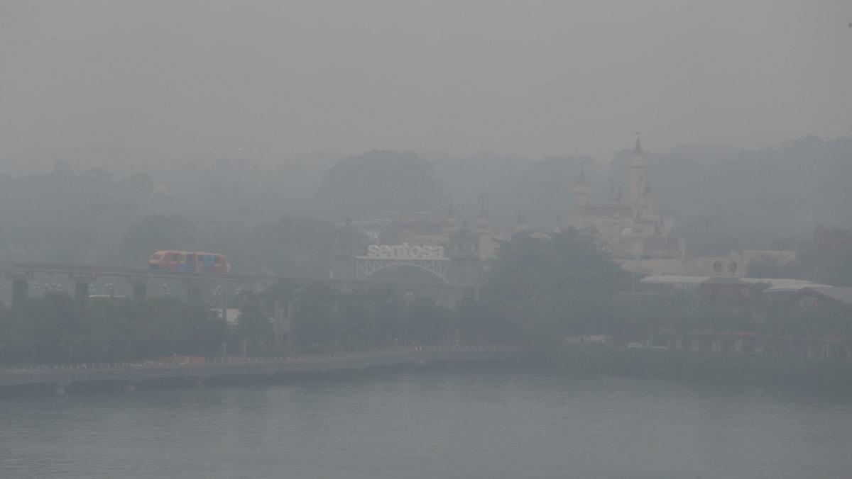 Haze worsens on Friday, conditions to continue on Saturday - TODAY