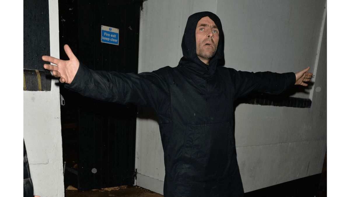 Liam Gallagher gets fan to peel a potato during gig - 8days
