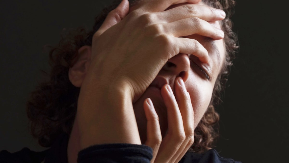 7 Ways To Stop Touching Your Face - 8days