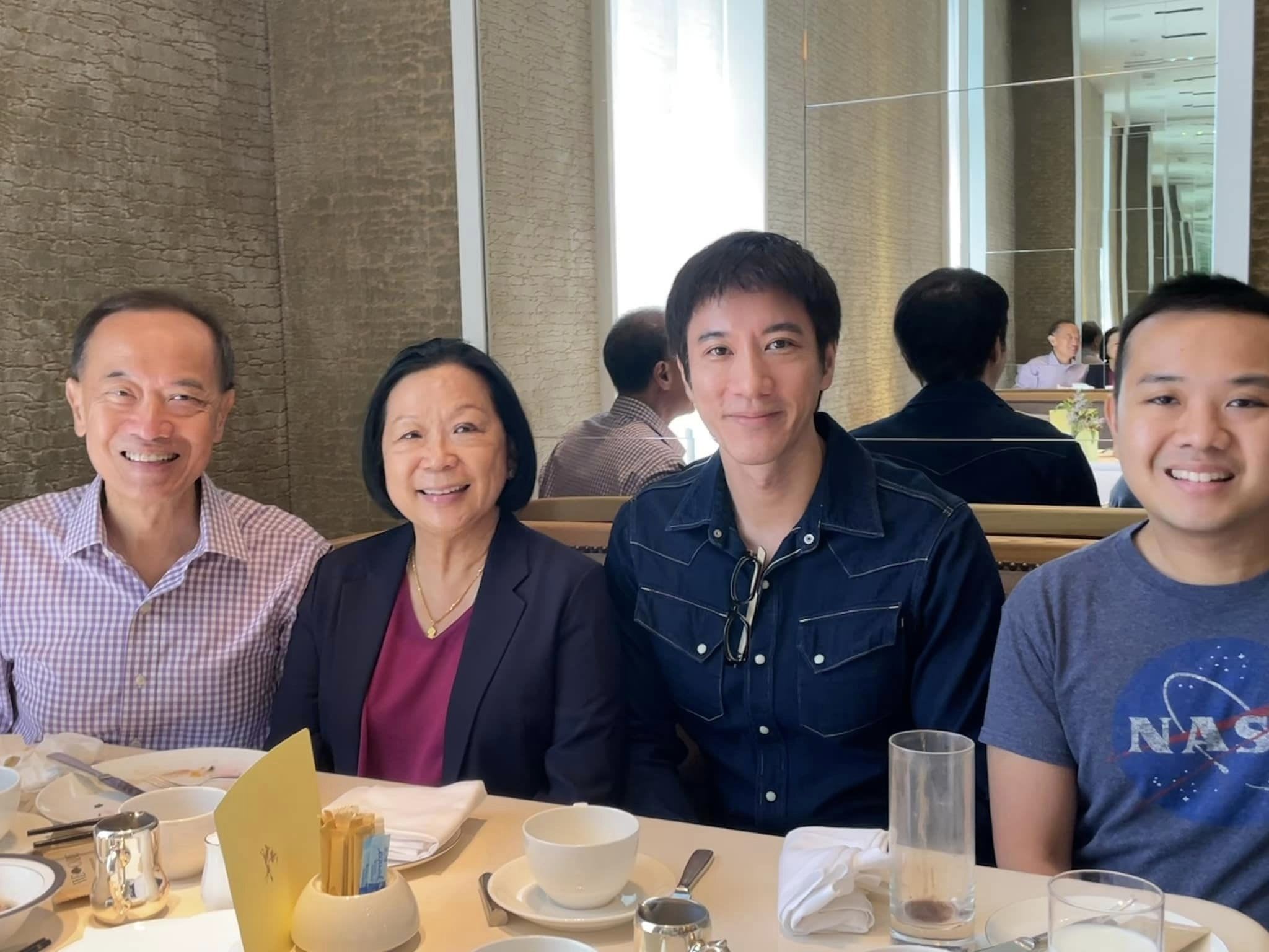 Wang Leehom Met Ex Minister George Yeo & His Family For A Meal In ...