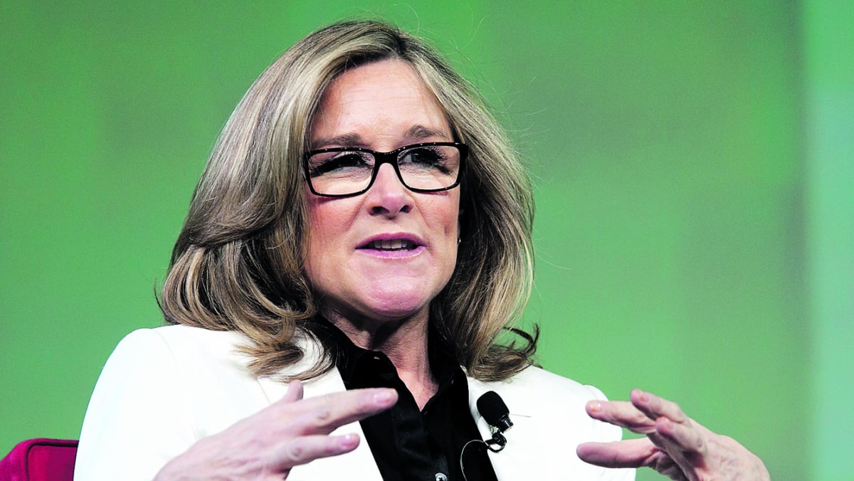 Apple hires Burberry CEO as retail head - TODAY