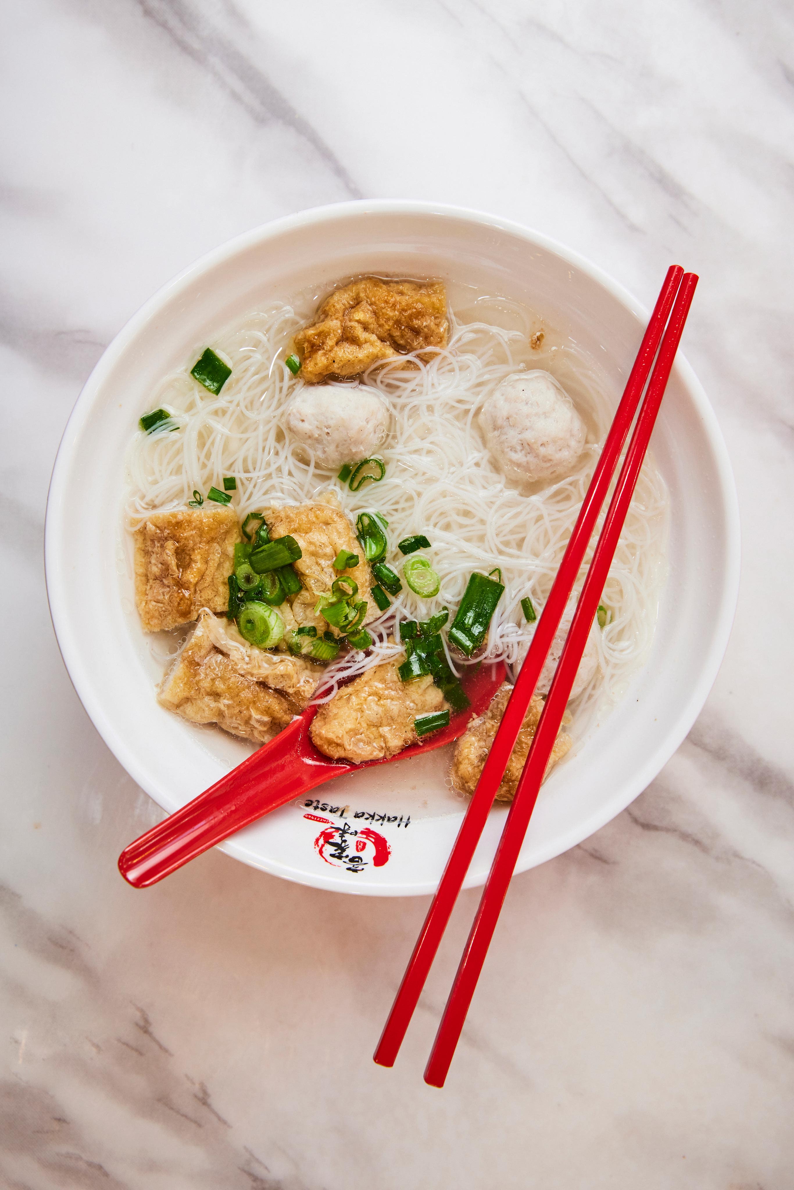 3rd-Gen Hawker Sells Hakka Mee, Yong Tau Foo Under CCTV Supervision By Dad In Malaysia - 8days
