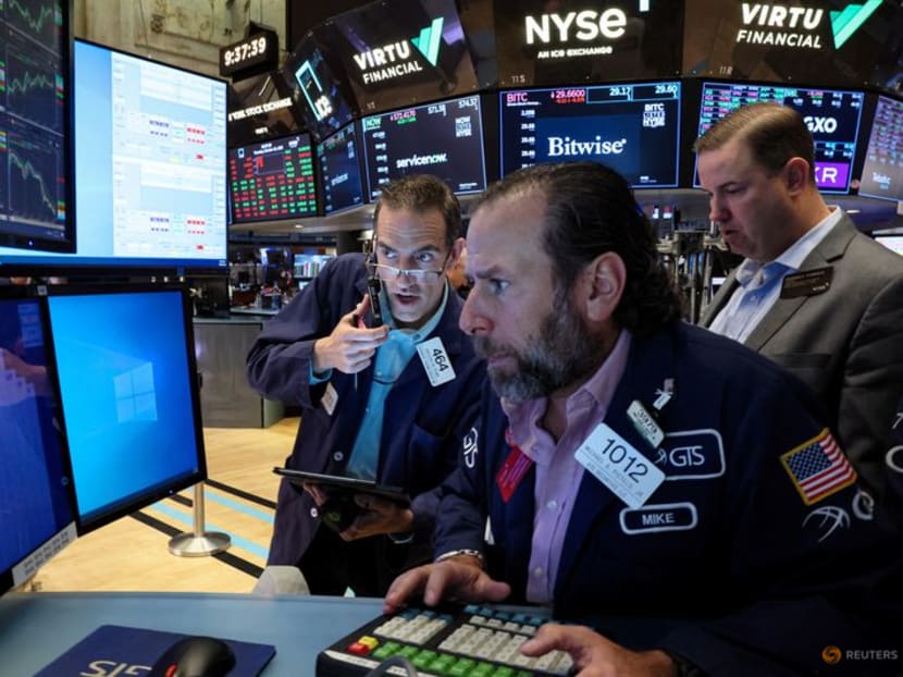 Wall St rallies 1per cent, yen gains vs dollar; talk of BOJ policy ...
