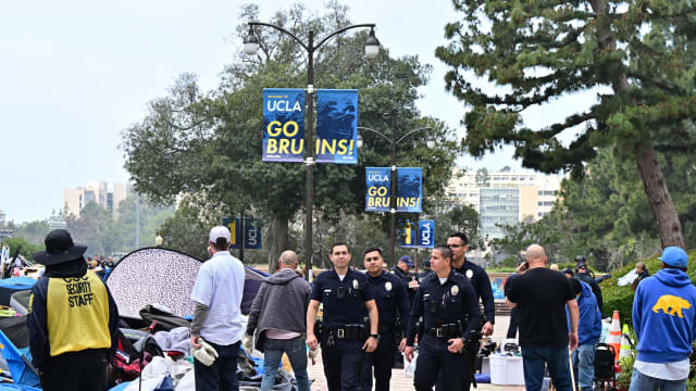 示威者拒绝离开 美国警方进入加州大学洛杉矶分校营地逮捕200多人 - 8world