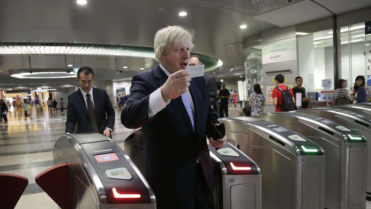 London Mayor Boris Johnson rides the MRT, sees Singapore’s sights - TODAY
