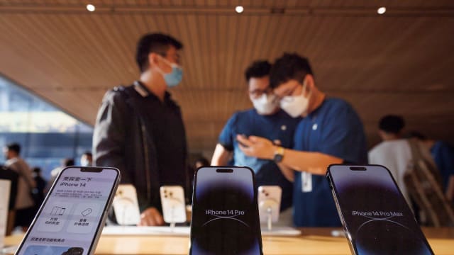 传中国禁官员用iPhone 苹果股价应声猛泄 - 8world