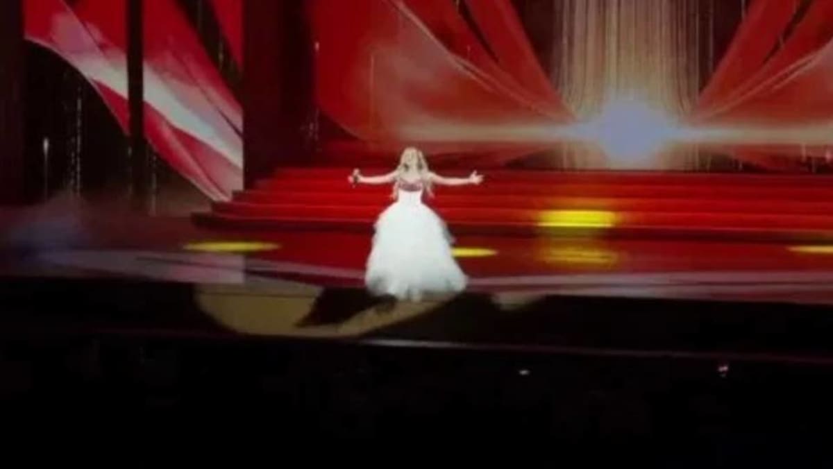 Russian singer falls off stage, breaks foot, continues singing – while ...