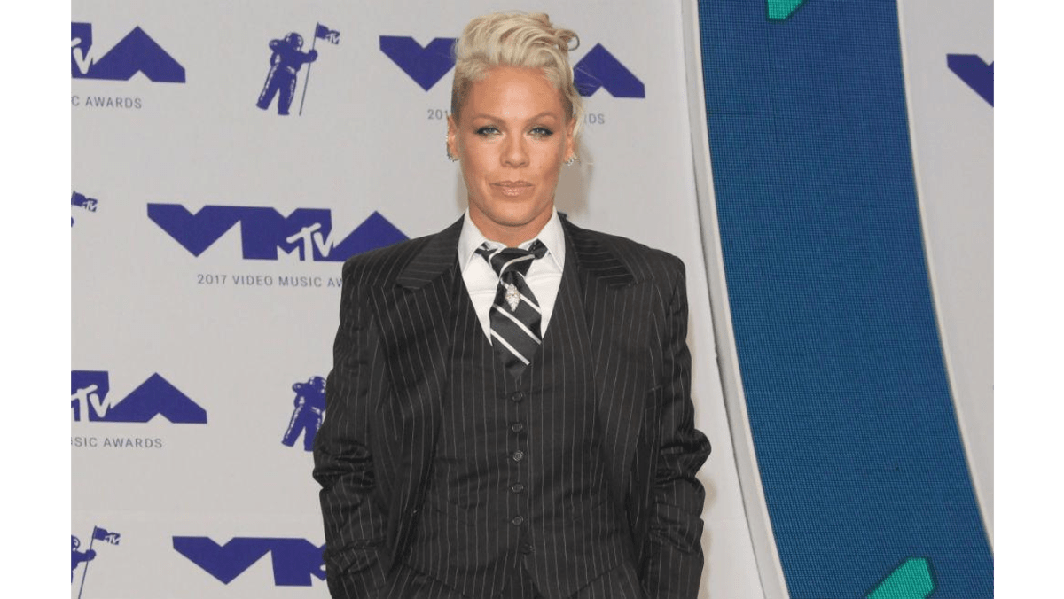 Pink donates $500k to Hurricane Harvey relief efforts - 8days