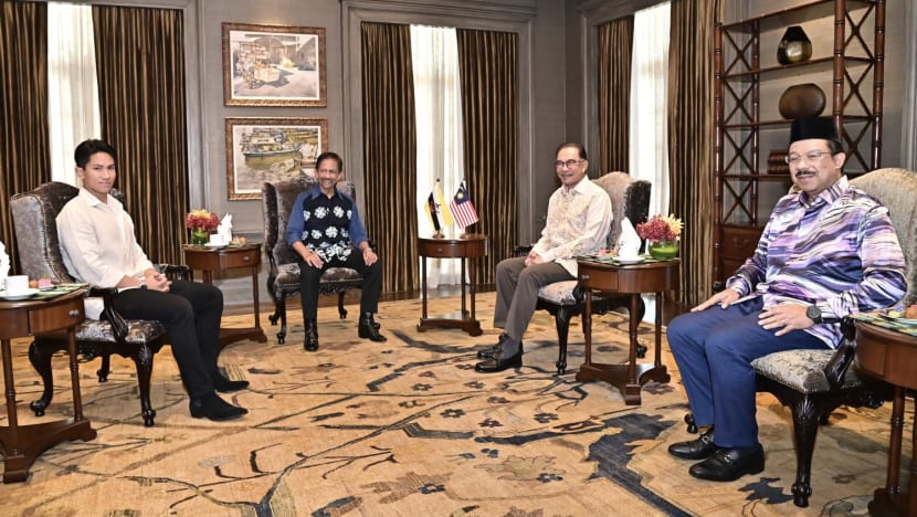 Brunei sultan surprises Malaysia PM Anwar by driving him to his ...