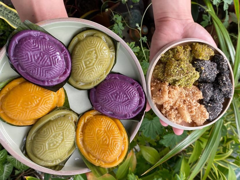 22-Year-Old Sells Authentic Ang Ku Kueh & Muah Chee Pounded With Wooden ...