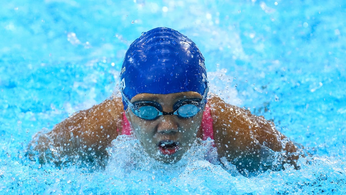 Ashley makes a huge splash in the pool - TODAY