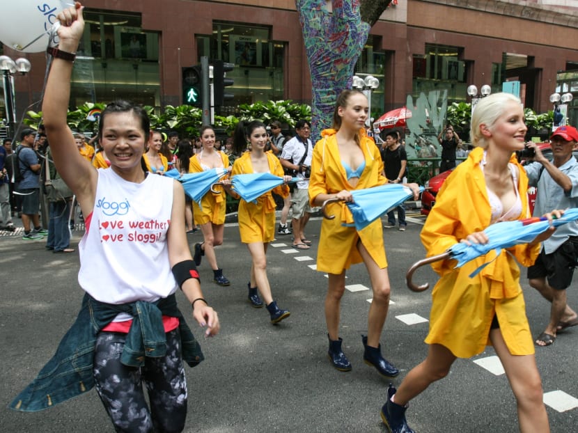 Gallery: ‘Flash’ mob stops traffic in Orchard Rd - TODAY