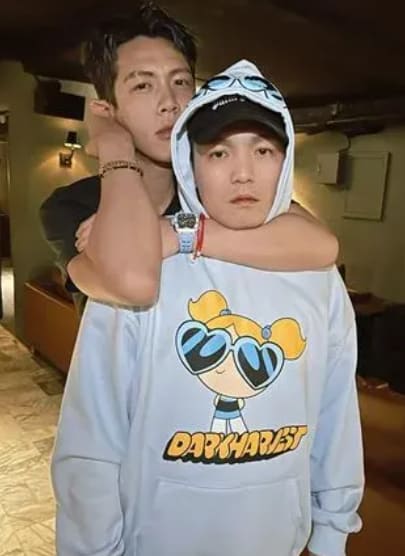 Fans Are Now Asking Kai Ko To Choke Hug Them From Behind - 8days