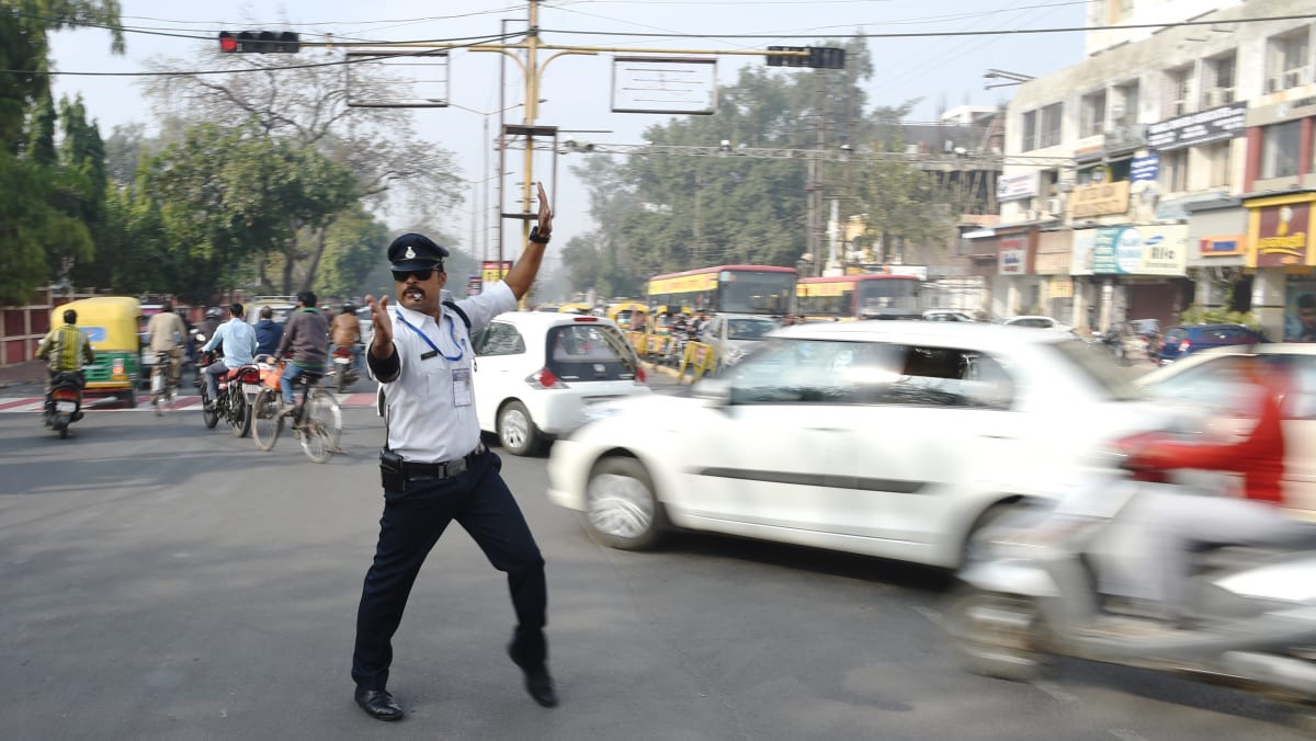 India's 'moonwalking' traffic cop turns heads - TODAY