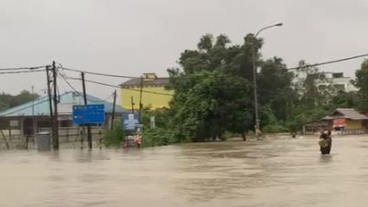Keluarga enam beranak dari Singapura terkandas akibat banjir di ... Keluarga enam beranak dari Singapura terkandas akibat banjir di ...