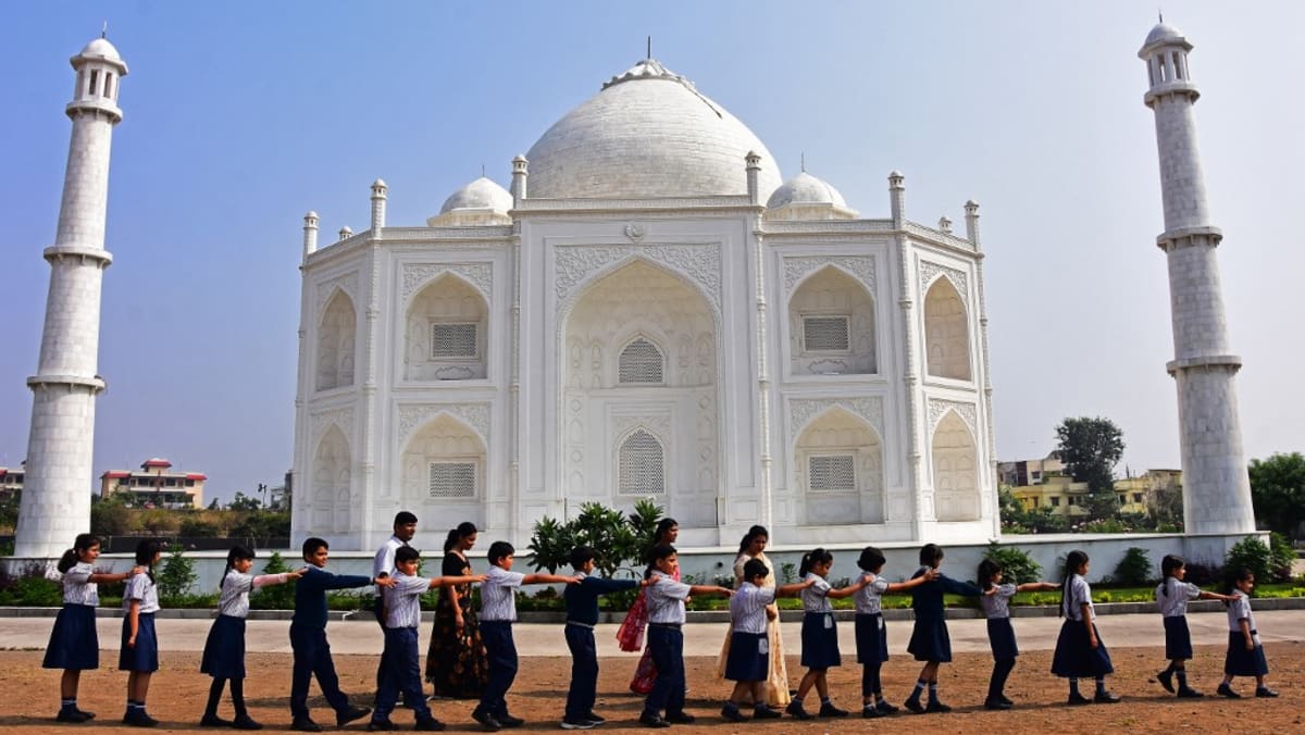 Indian man builds Taj Mahal replica home for wife - TODAY