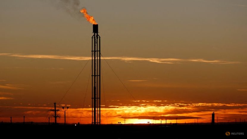 Oil rises 1% on signs of tightening supplies - CNA