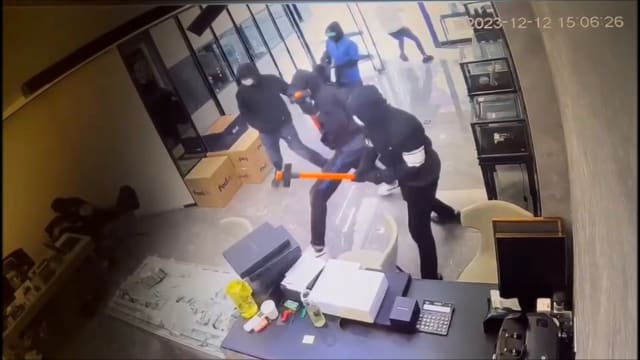 才48秒!四匪闯香港钟表店掠700万新元名表 8world