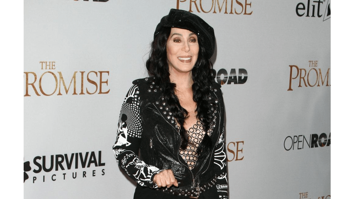 Cher announces first UK tour in 14 years - 8days