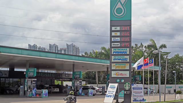 外国车频添RON95汽油 柔大臣吁当局严格执法 - 8world