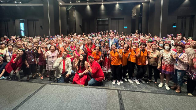 中区社理会同雅高酒店集团为逾250名年长者提供圣诞午宴 - 8world