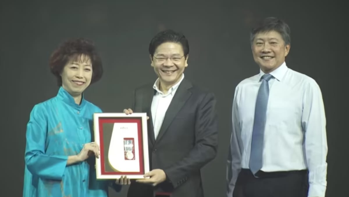 DPM Lawrence Wong terima anugerah tertinggi NTUC sempena Hari Buruh ... DPM Lawrence Wong terima anugerah tertinggi NTUC sempena Hari Buruh ...