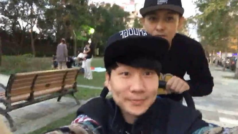 JJ Lin hangs out with Jimmy Lin’s family in the park - 8days