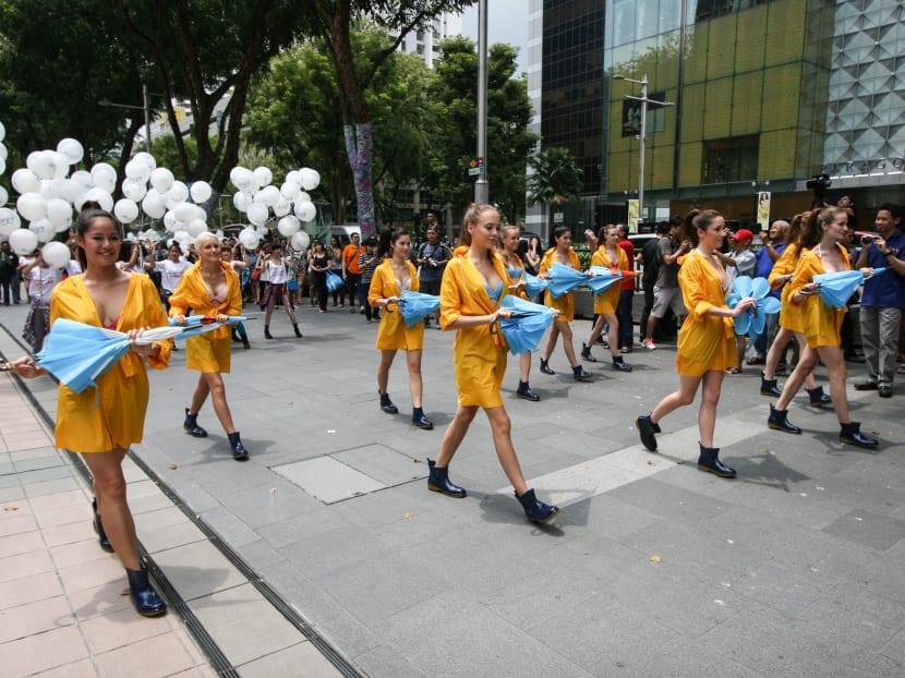 Gallery: ‘Flash’ mob stops traffic in Orchard Rd - TODAY
