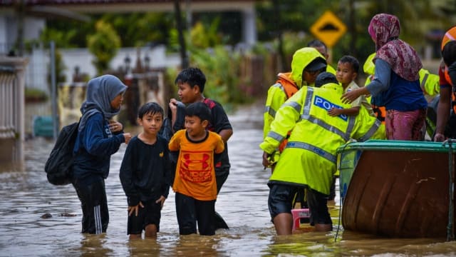 马国柔佛州水灾恶化 受灾人数已超过2万5000个 - 8world