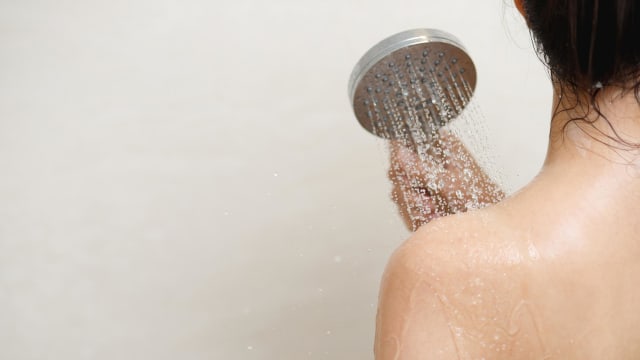 连续洗澡六小时不吃饭 中国60岁妇患20多年强迫症 - 8world