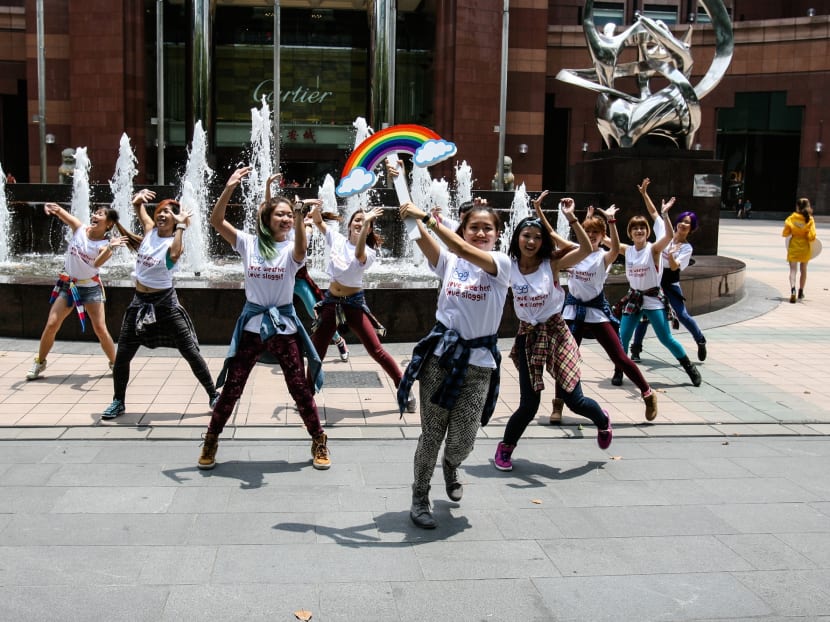 Gallery: ‘Flash’ mob stops traffic in Orchard Rd - TODAY