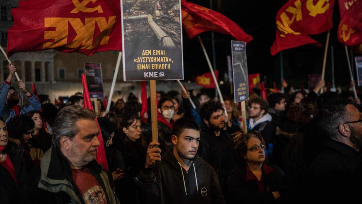 கிரீஸ் ரயில் விபத்தைக் கண்டித்து வலுக்கும் ஆர்ப்பாட்டங்கள் - Seithi ...