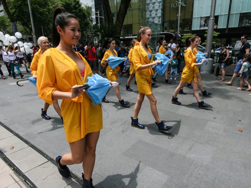 Gallery: ‘Flash’ mob stops traffic in Orchard Rd - TODAY