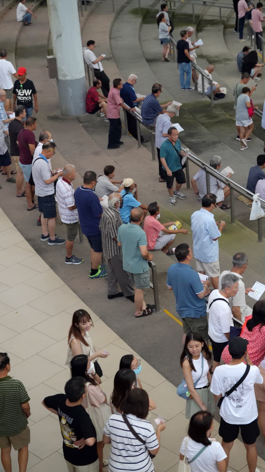 马场举行最后打比赛 逾5000人到场观赛 - 8world