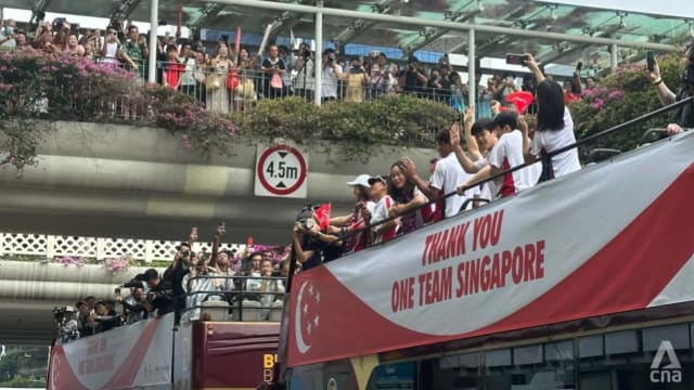 约500公众冒雨聚集牛车水 为奥运健儿欢呼 - 8world