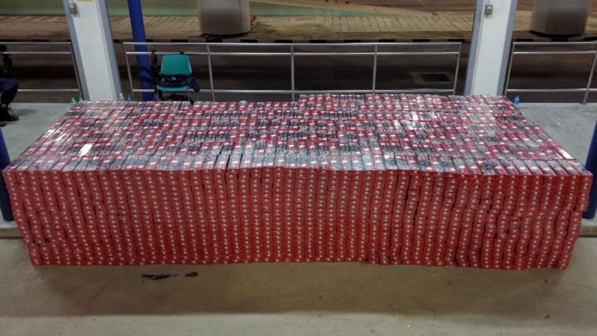 6,500 karton rokok haram dirampas dari trak di Tuas - BERITA Mediacorp