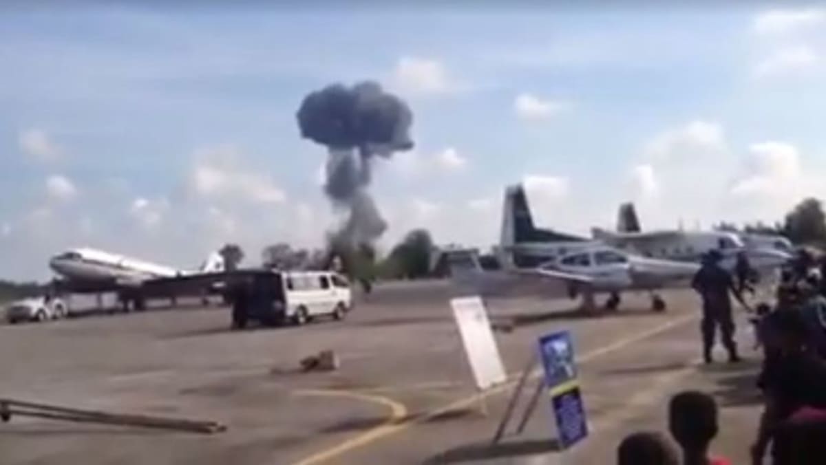 Jet pejuang terhempas: Juruterbang Thai maut sewaktu pertunjukan udara ...