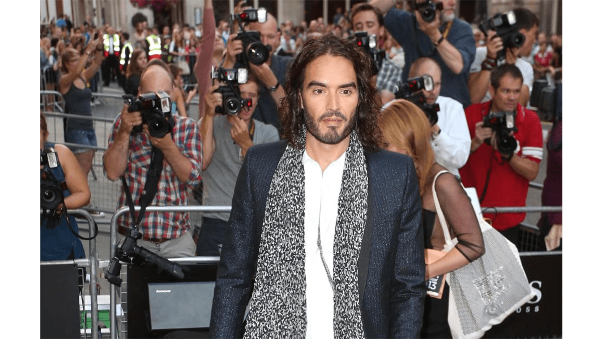 Russell Brand marries Laura Gallacher - 8days