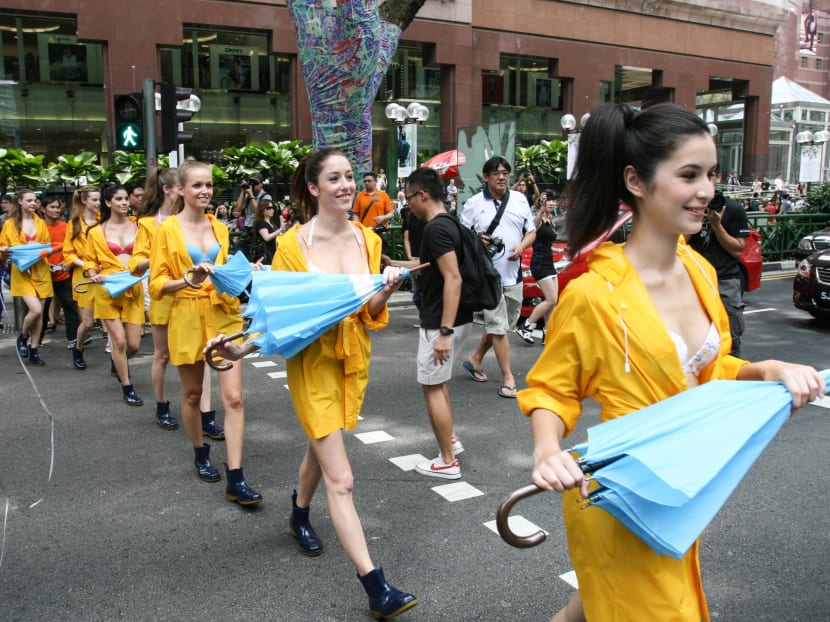 Gallery: ‘Flash’ mob stops traffic in Orchard Rd - TODAY