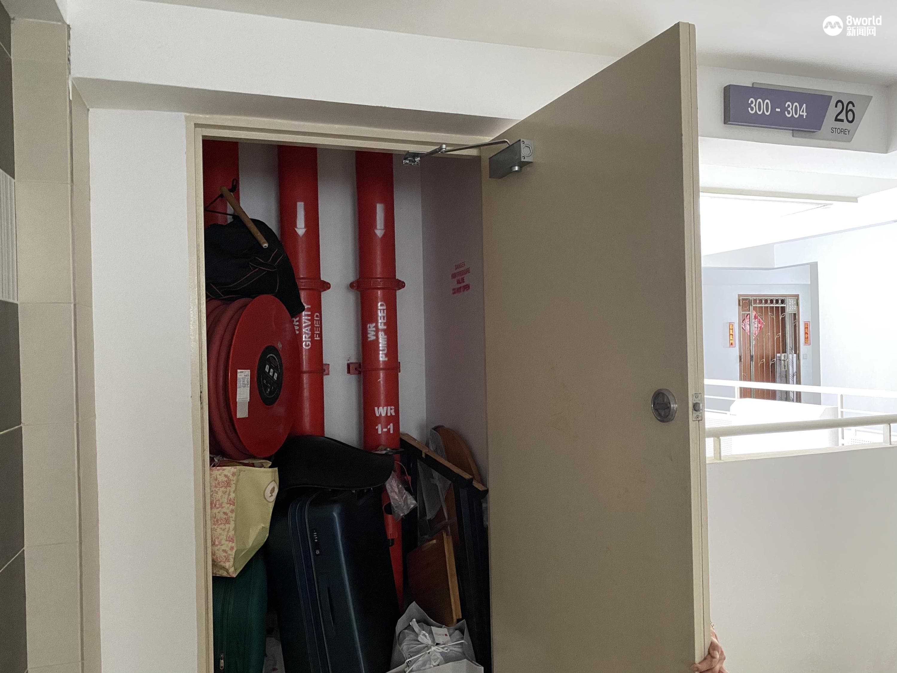 把消防栓隔间当“储藏室”！38楼高组屋有27楼层隔间堆满杂物 - 8world