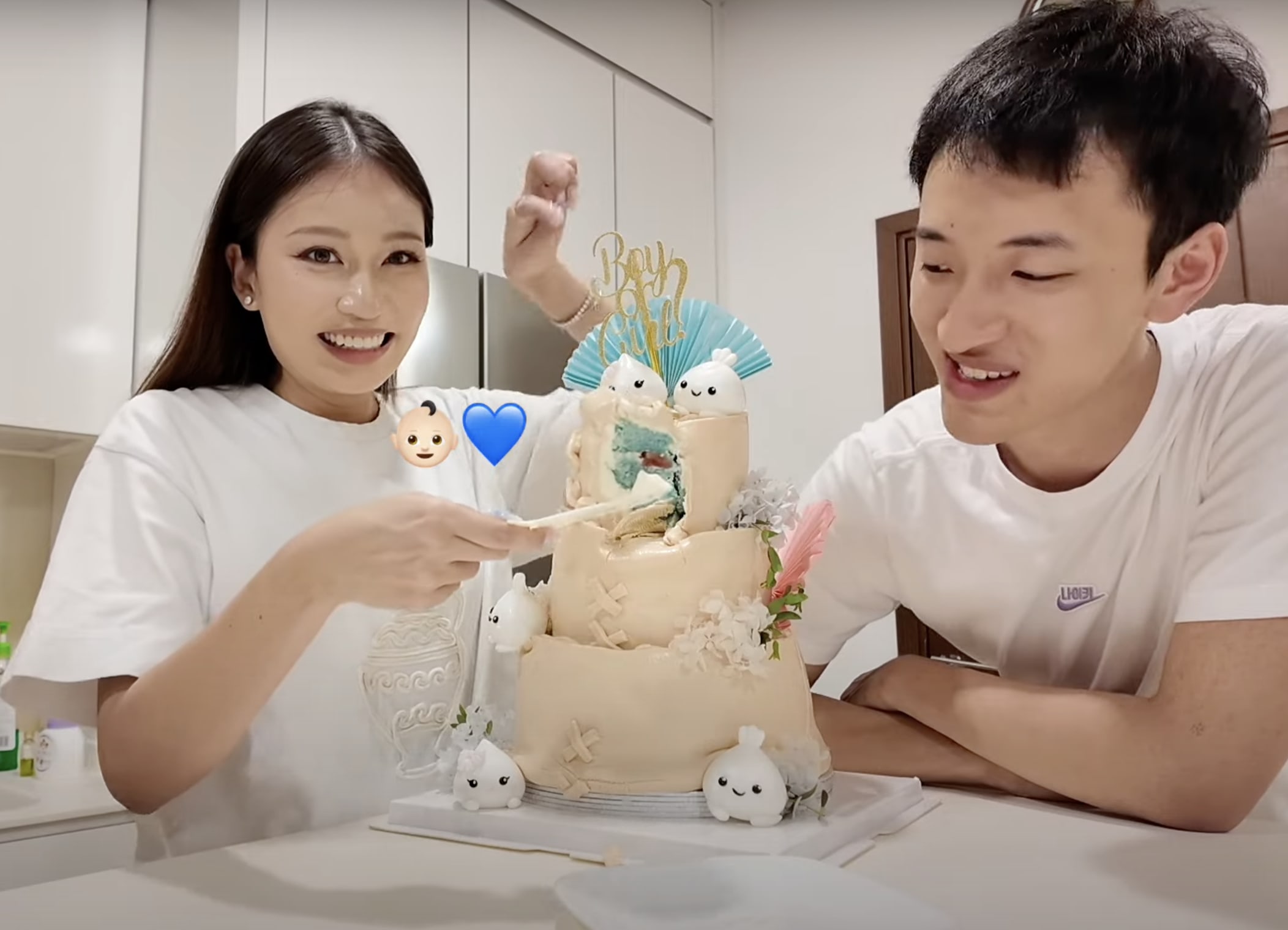 S'pore Influencer Holds Gender Reveal Party With Lion Dance - 8days