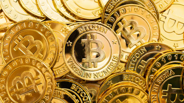 比特币再创新高 币值突破10万7000美元 - 8world